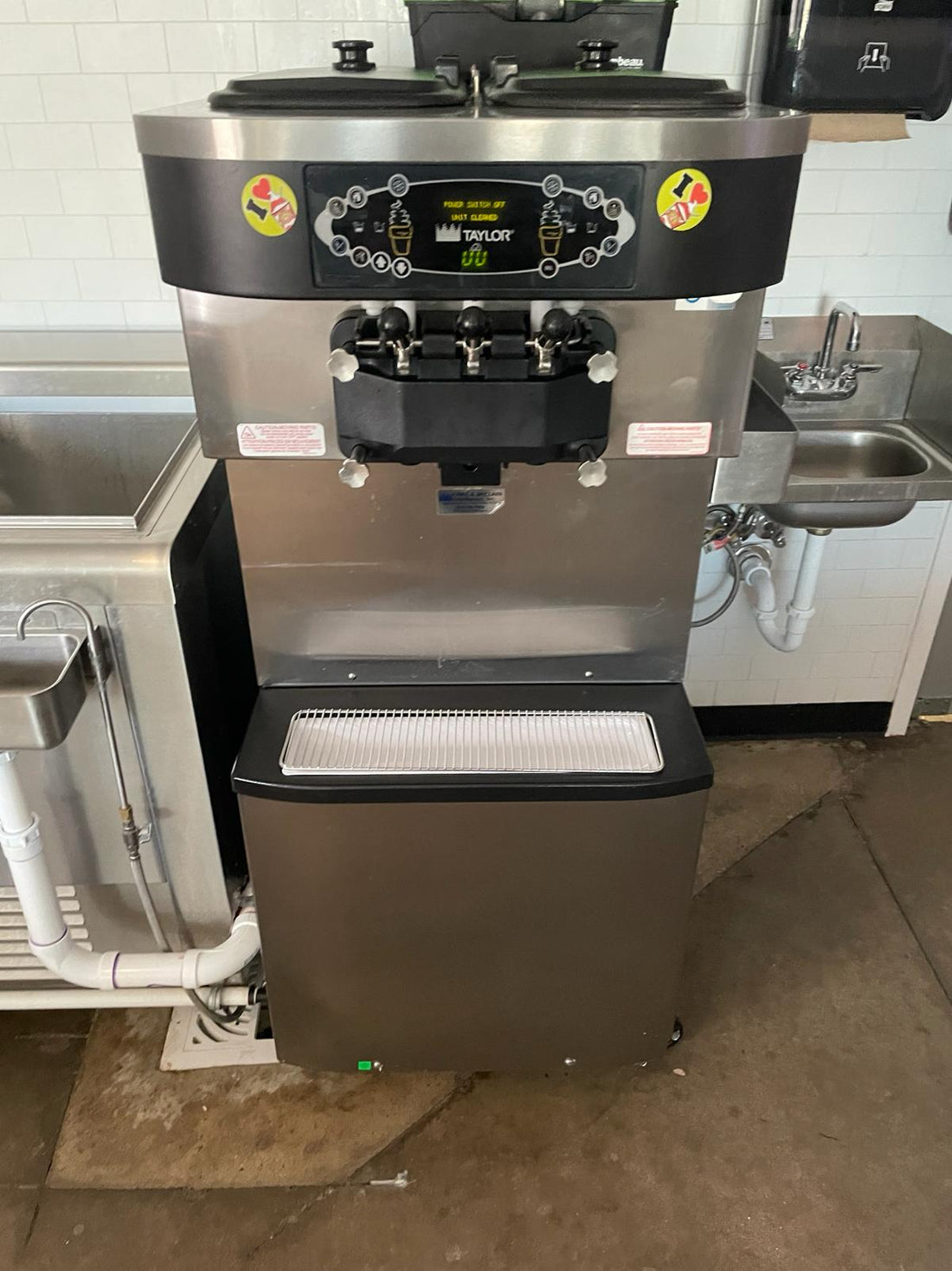 2022 Taylor C712-33 3phase air cooled soft serve machine with pumps in ...